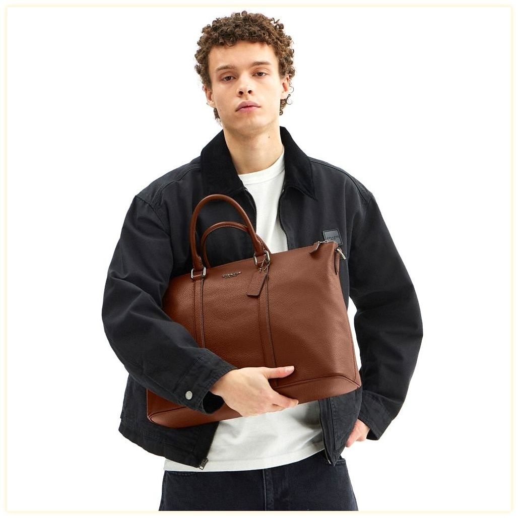 새벽녘 묵직한 설렘, 코치의 시간을 담다: 케일럽 워크 백 - Trip With You